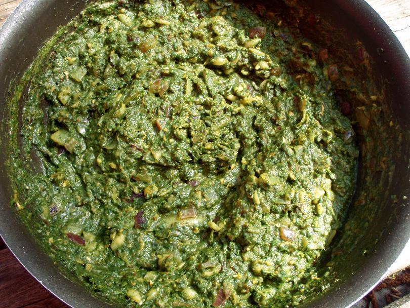 Intialainen nokkossoossi (palak mutter)